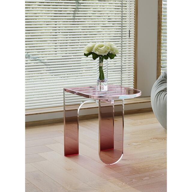 商品説明ガラスより軽くて丈夫な高級感のあるアクリル素材を使用しました。透明感が上質で高級感のある雰囲気に引き立てます。お部屋を広く感じさせてくれます。本体寸法：幅45?x?奥行37?×高さ45cm商品状態：新品カラー：写真通り材質：アクリル...