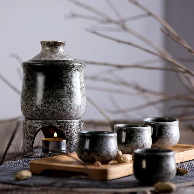 商品説明個口数：徳利一つ、おちょこ4つ、ウォーマー一つ、徳利入れ一つお客様のご覧になっているモニター等により多少色が異なる場合がございます。あらかじめご了承ください。複数ご注文の場合やお急ぎの場合は必ず事前に納期のお質問をお願いいたします。...
