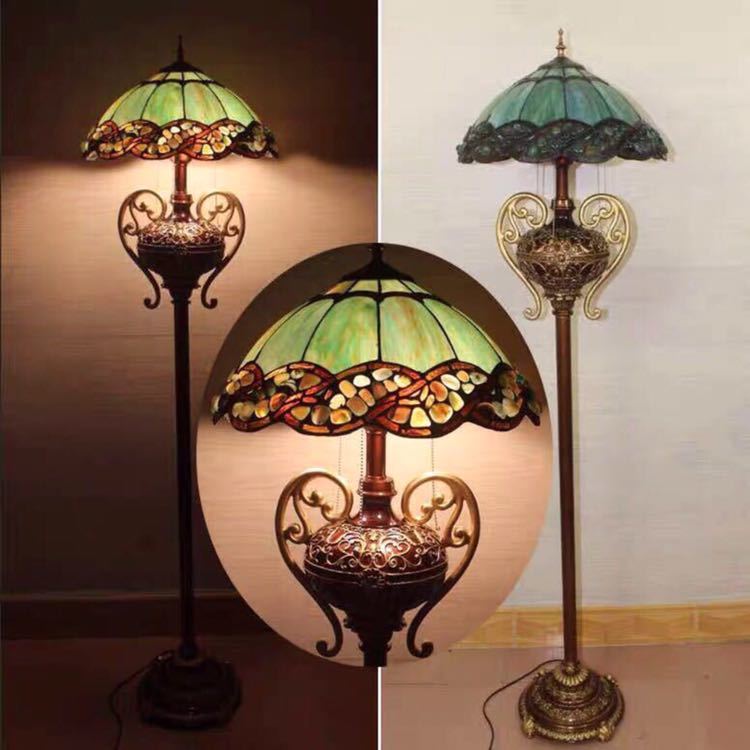 美しいガラスはどこから見ても華やかで美しい。繊細な造りの素敵なステンドランプ消灯時も素敵なインテリアになりますねサイズ ：幅約40 x高さ約165 cmワット数 ：60w x 3 (口金 E26）コードの長さ: 150cm素材：ガラス、樹脂...