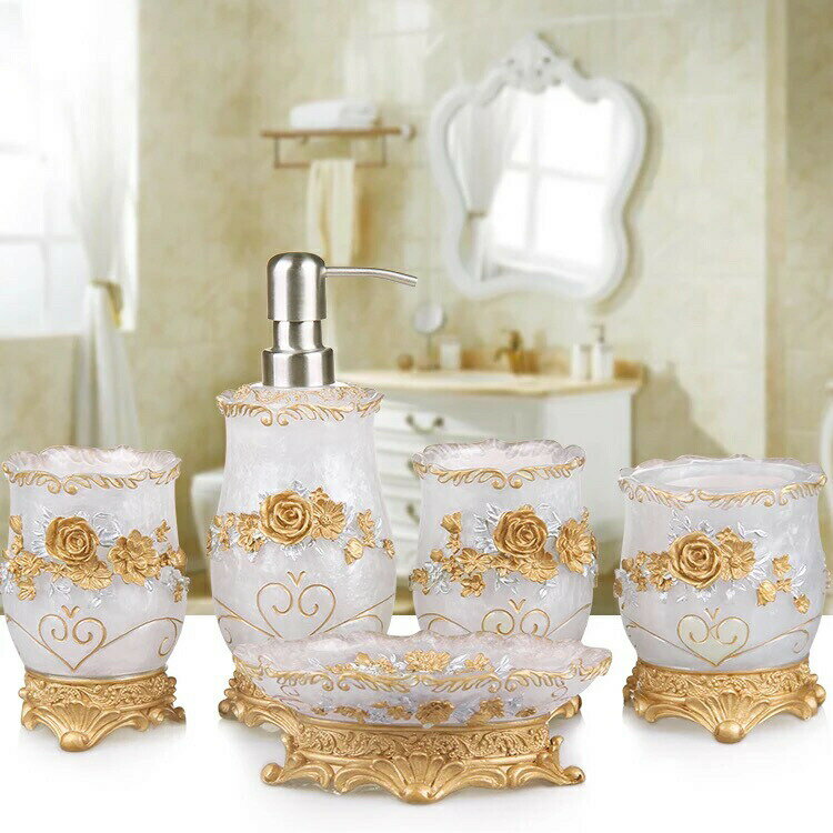 高級感のある落ち着いたデザインのサニタリーセット5点です。 滅多にないお洒落な一品です。 洗面所やバスルームがとってもオシャレになりますよ ＜セット内容＞ x1点 歯ブラシスタンドx1点 ソープディッシュ x1点 カップx2点 ●材質:AB...