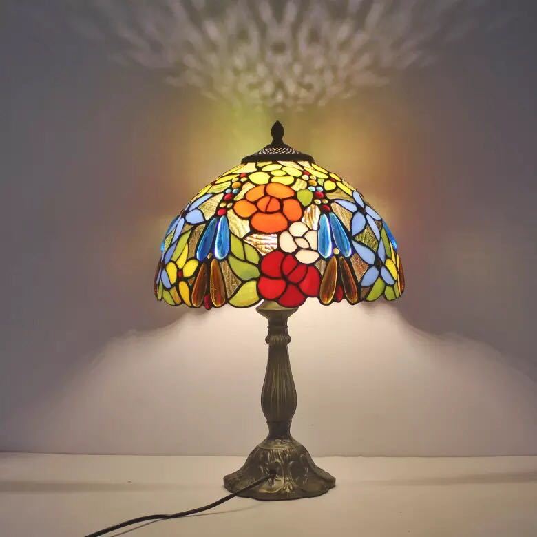 美しいガラスはどこから見ても華やかで美しい。繊細な造りの素敵なステンド消灯時も素敵なになりますねサイズ ：幅30x高48cmワッ数 ：40w×1（口金 E26）コードの長さ: 150cm素材：ガラス、樹脂、合金、鉄在庫は日々変動しております...