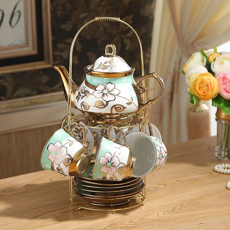 ■商品説明◇華やかなテーブルウェアは、婚礼祝いや引越し祝いなど、新生活を初める方への贈り物としても人気です。・色とりどりの花々が描かれた器。テーブルを華やかに演出してくれます。・美しいで華やかなティータイムを。がついた6個組のティーセッです...