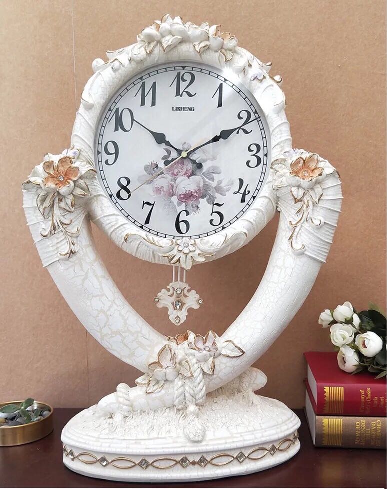 品格のある空間をお求めの方にお薦めします。結婚、新築のお祝いにも最高デ?スヨーロッパ風スタイルの重厚さとクラシックさが感じられる洗練されて製作された置時計です。豪華で独特なデザインに仕上げ、個性のある空間を演出したい方におすすめのポインアイ...