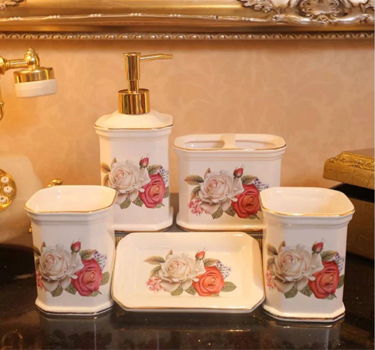 高級感のある落ち着いたデザインのサニタリーセット5点です。滅多にないお洒落な一品です。洗面所やバスルームがとってもオャレになりますよ＜セット内容＞x1点歯ブラx1点石鹸置きx1点x2点●材質:陶器在庫は日々変動しておりますので万が一売り切れ...