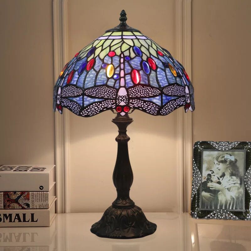 美しいガラスはどこから見ても華やかで美しい。繊細な造りの素敵なステンドランプ消灯時も素敵なになりますねサイズ ：幅30x高49cmワット数 ：40w x 1 (口金 E26）コードの長さ: 150cm素材：ガラス、樹脂、合金、鉄在庫は日々変...