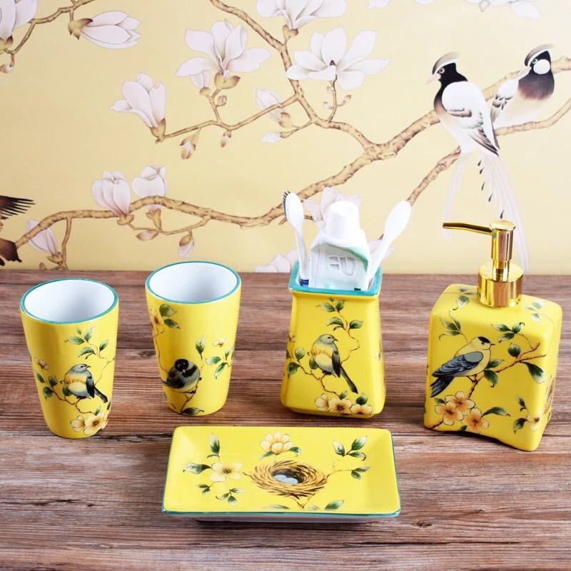 高級感のある落ち着いたデザインのサニタリーセット5点です。滅多にないお洒落な一品です。洗面所やバスルームがとってもオャレになりますよ＜セット内容＞x1点歯ブラx1点石鹸置きx1点x2点●材質:陶器在庫は日々変動しておりますので万が一売り切れ...