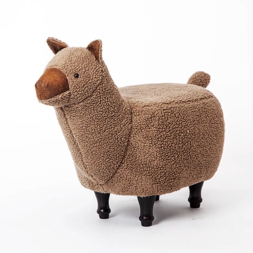 本体は肌触りのよいァブリックで、季節を問わず年中使っていただけます。 座面は弾力があり快適な座り心地です。 脚には床を傷つけないように保護ェルを施しているので、どこでも気軽に使えます。 サイズ：68 x 34 x 53 （cm） ※ 手作り...