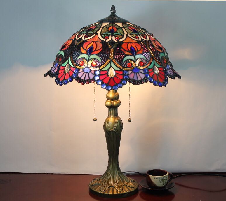 美しいガラスはどこから見ても華やかで美しい。繊細な造りの素敵なステンドランプ消灯時も素敵なインテリアになりますねサイズ ：幅40x高62cmワット数 ：40w x 2(口金 E26）コードの長さ: 150cm素材：ガラス、樹脂、合金、鉄在庫...