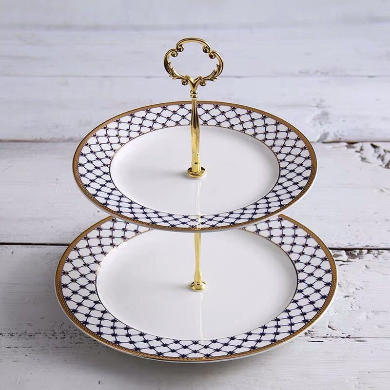 シンプルで使いやすい、陶器のケーキスタンドです。 アフタヌーンティーやパーティーに、お菓子やフィンガーフード、お花などを載せてサーブしましょう。 テーブルがとても華やかになります♪ プレート(大)： Φ26 cm プレート(中)： Φ21 ...