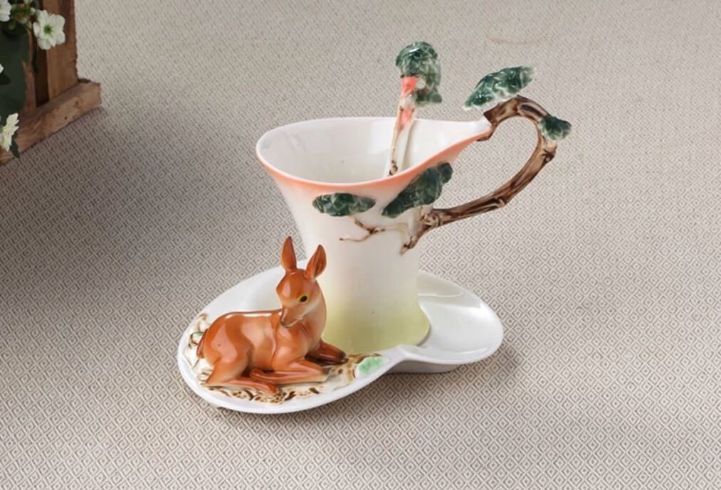素材・材質:陶器内容:カップ＆ソーサー3客スプーンx3点写真中売りです注意事項1、ご利用のPC環境により、実際の商品と色が異なる場合がございます。予めご了承ください。2、新品未使用品ですが、外箱に初期からのスレ、剥げ歪みなどあります。3、海...
