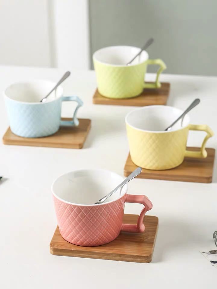 素材・材質:陶器内容:カップ＆ソーサーx4客スプーンx4点複数ご注文の場合やお急ぎの場合は必ず事前に納期のお質問をお願いいたします。注意事項1、ご利用のPC環境により、実際の商品と色が異なる場合がございます。予めご了承ください。2、新品未使...