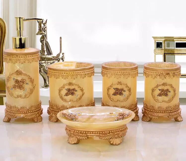 高級感のある落ち着いたデザインの5点です。 滅多にないお洒落な一品です。 洗面所やバスルームがとってもオシャレになりますよ ＜内容＞ x1点 歯ブラシスタンドx1点 石鹸置きx1点 カップx2点 ●材質:ABS樹脂 プラスチック ＜商品特性...