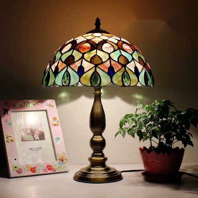 美しいガラスはどこから見ても華やかで美しい。繊細な造りの素敵なステンドランプ消灯時も素敵なインテリアになりますねサイズ ：幅30 x奥行15x高47cmワット数 ：40w×1（口金 E26）コードの長さ: 150cm素材：ガラス、樹脂、合金...