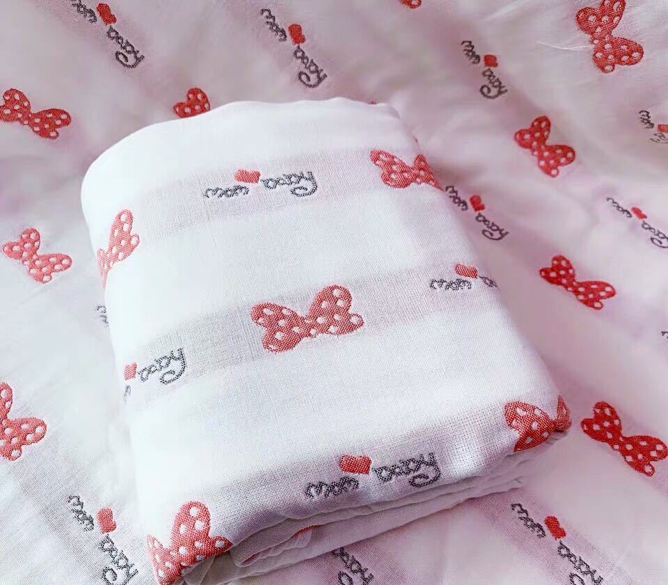 ガーゼを6層に重ねることで、ふんわりし、寒い時は保温性があり、暑い時は汗を吸収してもすぐに乾きさらさらになります。110×110センチの大きなサイズなので、敷布団のカバーとしても、もちろん掛け布団として！！ベビーカーの下に敷いたり、上にさっ...