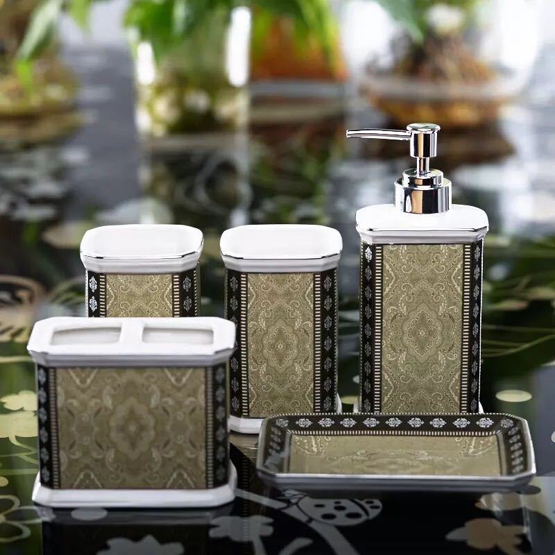 高級感のある落ち着いたデザインのサニタリーセット5点です。滅多にないお洒落な一品です。洗面所やバスルームがとってもオシャレになりますよ＜セット内容＞ディスペンサーx1点歯ブラシスタンドx1点石鹸置きx1点カップx2点●材質:陶器在庫は日々変...