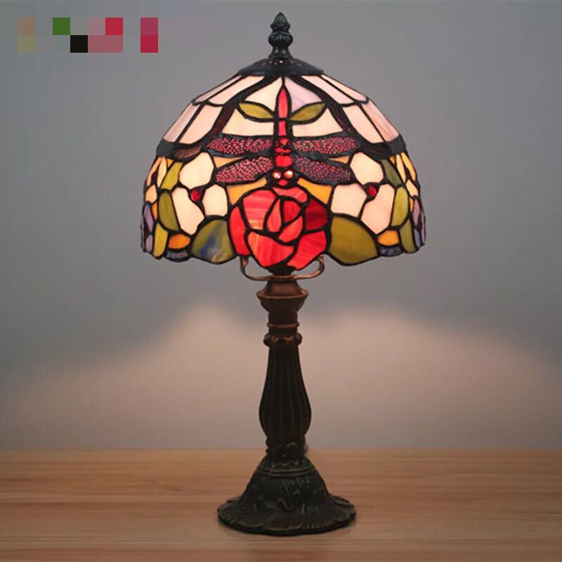 美しいガラスはどこから見ても華やかで美しい。繊細な造りの素敵なステンドランプ消灯時も素敵なインテリアになりますねサイズ ：幅20x高38cmワット数 ：40w x 2(口金 E26）コードの長さ: 150cm素材：ガラス、樹脂、合金、鉄在庫...