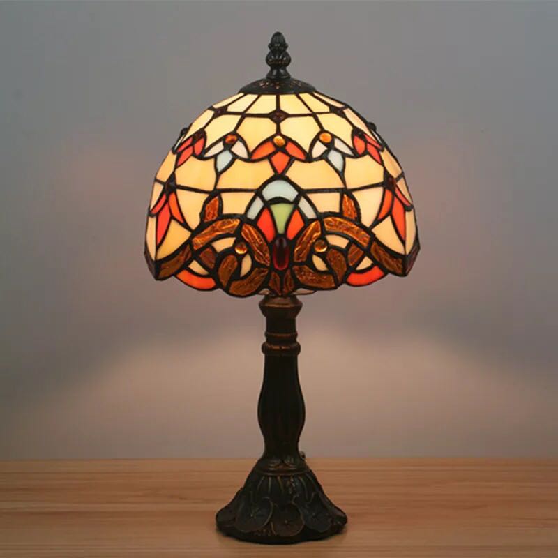 美しいガラスはどこから見ても華やかで美しい。繊細な造りの素敵なステンドランプ消灯時も素敵なインテリアになりますねサイズ ：幅20x高38cmワット数 ：40w x 1(口金 E26）コードの長さ: 150cm素材：ガラス、樹脂、合金、鉄在庫...