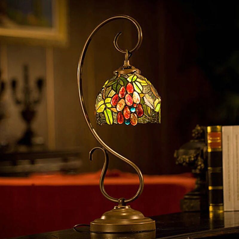 美しいガラスはどこから見ても華やかで美しい。繊細な造りの素敵なステンドランプ消灯時も素敵なインテリアになりますねサイズ ：幅25x奥行18x高57cmワット数 ：25w×1（口金 E12）コードの長さ: 150cm素材：ガラス、樹脂、合金、...