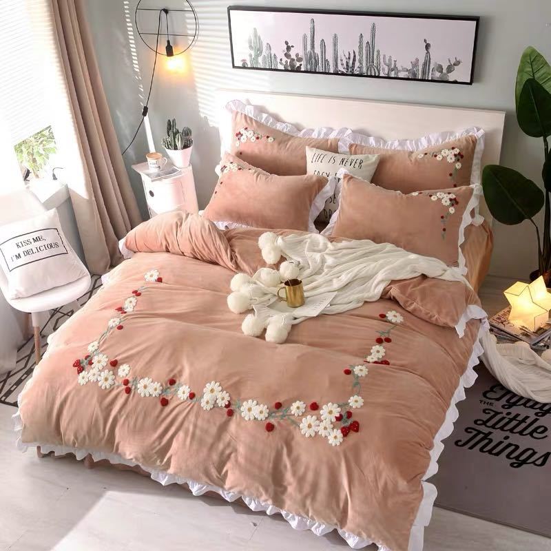 商品サイズ・組成について（カバー4点セット)【素材】ポリエステル 100％ベッドパッド1点 ：250x250（cm）掛布団カバー1点： 約200x230 （cm）枕カバー2点： 約48x74cm購入後のキャンセルは、ご遠慮ください。検品のた...