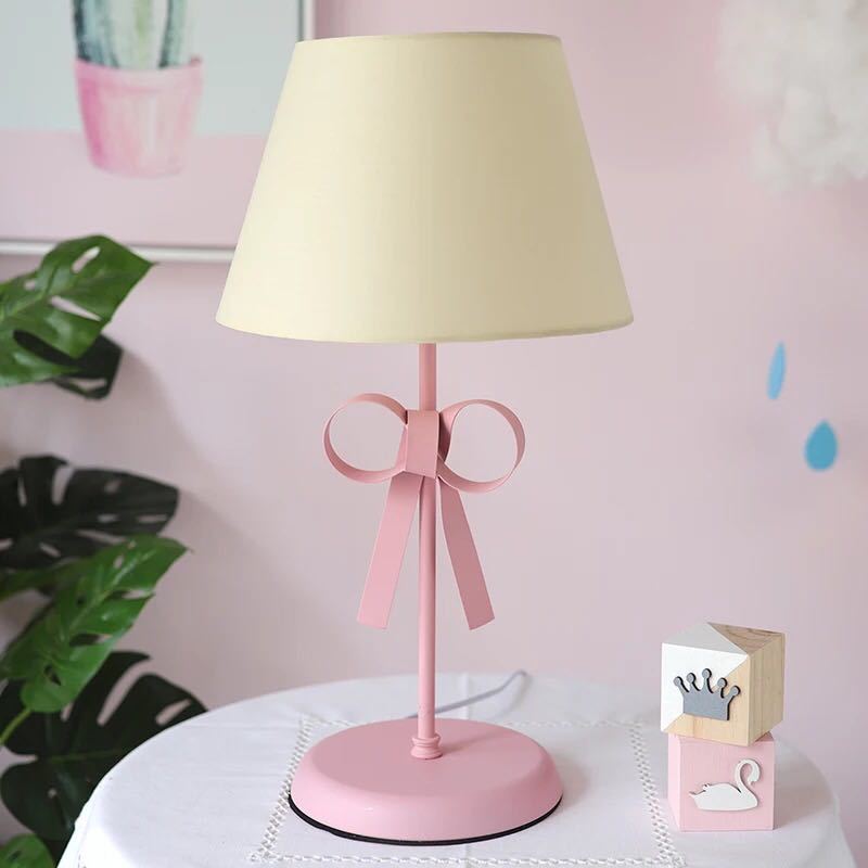 【商品仕様】個口数：1 （〜40Wまで対応）E26白熱球、電球型蛍光灯、LED電球使用可能使用電球：1個（※電球は付属しておりません）商品外寸：幅約28×高さ約52(cm)※サイズの誤差は多少発生します。ご了承下さい。在庫は日々変動しており...