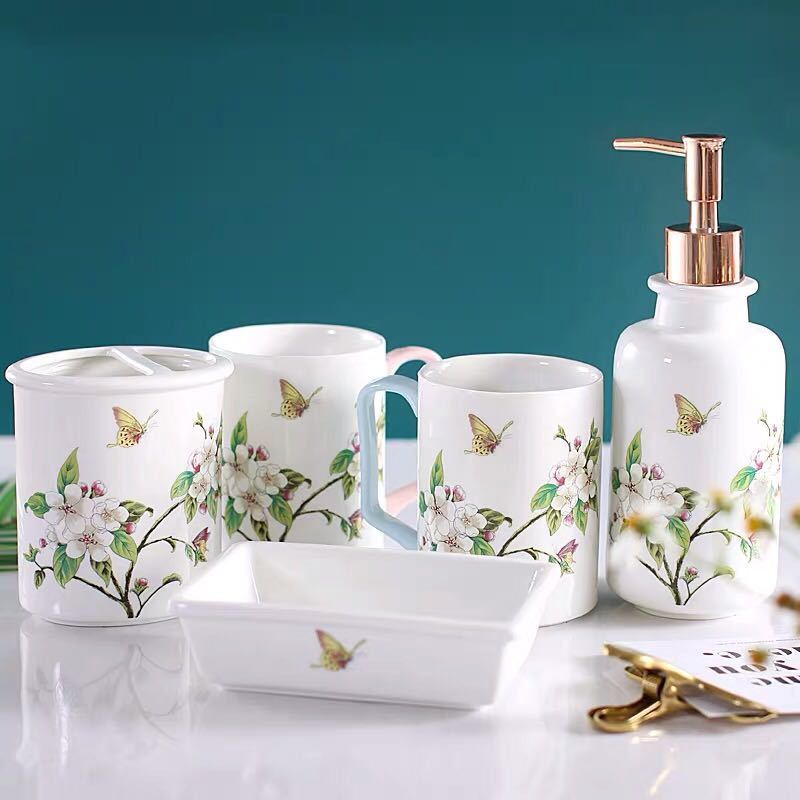 高級感のある落ち着いたデザインのサニタリーセット5点です。 滅多にないお洒落な一品です。 洗面所やバスルームがとってもオシャレになりますよ ＜セット内容＞ ディスペンサーx1点 歯ブラシスタンドx1点 石鹸置きx1点 カップx2点 ●材質:...