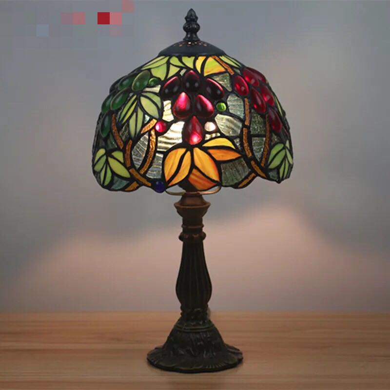 美しいガラスはどこから見ても華やかで美しい。繊細な造りの素敵なステンドランプ消灯時も素敵なインテリアになりますねサイズ ：幅20x高38cmワット数 ：40w x 2(口金 E26）コードの長さ: 150cm素材：ガラス、樹脂、合金、鉄在庫...