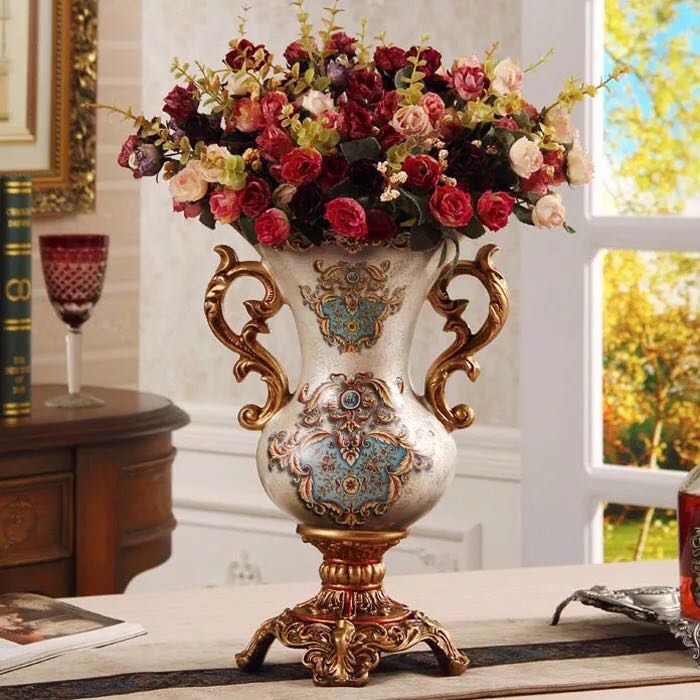 花を入れやすく綺麗にまとまってくれる可愛いベースですサイズ（cm）：幅25x奥行15x高さ40材質：合成樹脂（レジン）在庫は日々変動しておりますので万が一売り切れの場合は注文をキャンセルさせて頂く場合がございます。お早めにご注文お願い致しま...