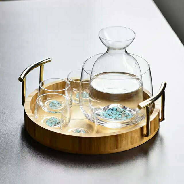 商品説明x1点入れx1点おちょこx4点トレーx?1点材質：ガラスお客様のご覧になっているモニター等により多少色が異なる場合がございます。あらかじめご了承ください。複数ご注文の場合やお急ぎの場合は必ず事前に納期のお質問をお願いいたします。サイ...