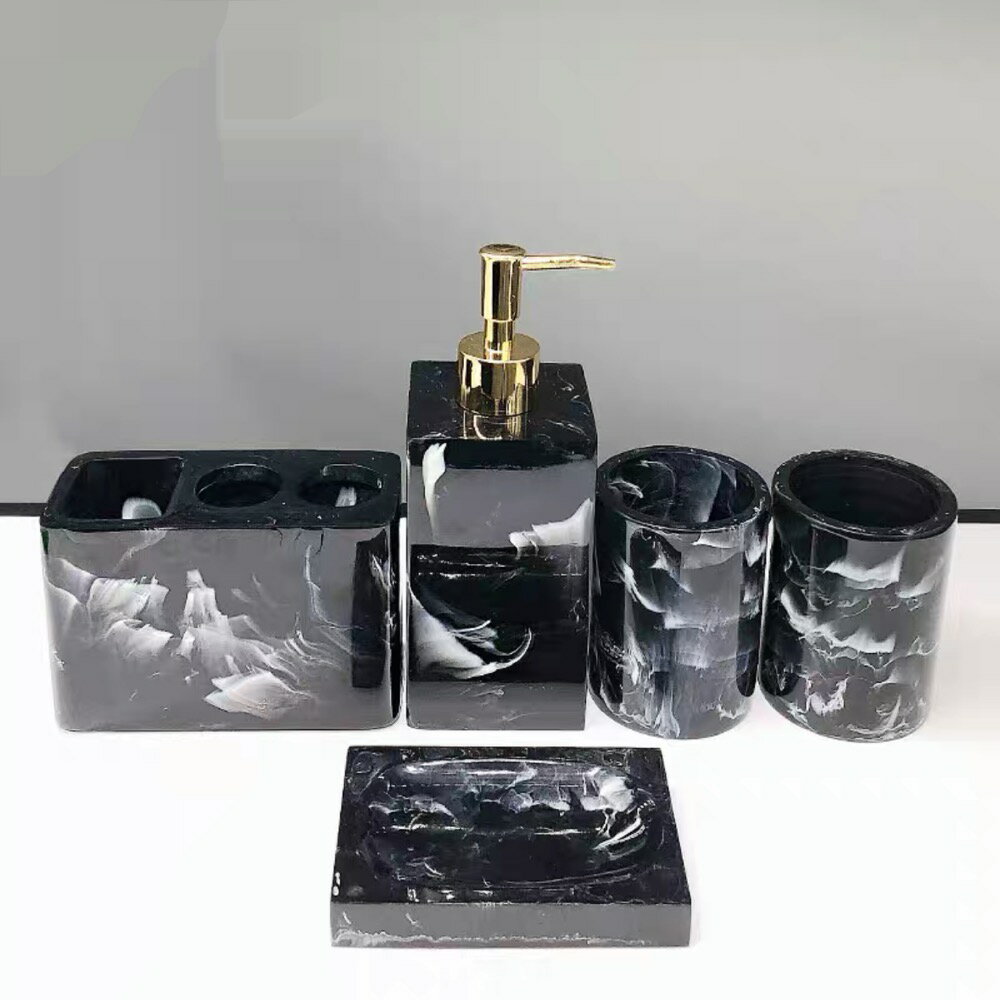 商品説明＜セット内容＞ディスペンサーx1点歯ブラシスタンドx1点石鹸置きx1点カップx2点材質:?ABS樹脂お客様のご覧になっているモニター等により多少色が異なる場合がございます。あらかじめご了承ください。複数ご注文の場合やお急ぎの場合は必...