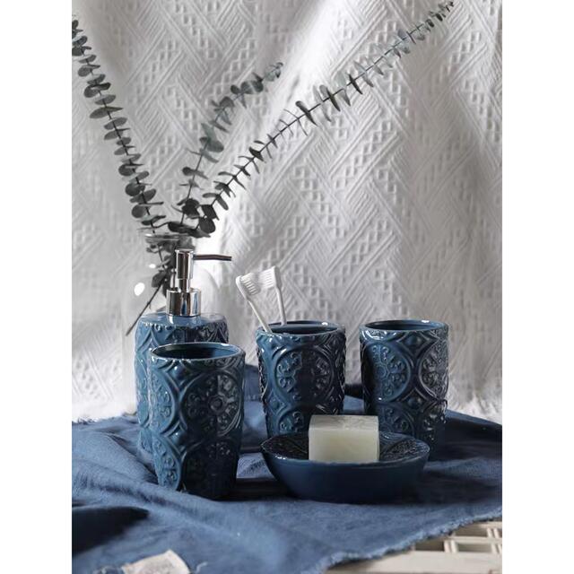 商品説明＜セット内容＞ディスペンサーx1点歯ブラシスタンドx1点石鹸置きx1点カップx2点材質:陶器 お客様のご覧になっているモニター等により多少色が異なる場合がございます。あらかじめご了承ください。 複数ご注文の場合やお急ぎの場合は必ず事...