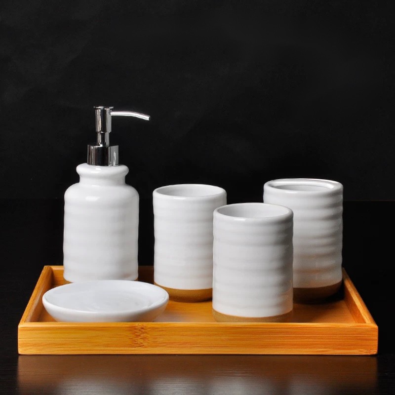＜セット内容＞ディスペンサーx1点歯ブラシスタンドx1点石鹸置きx1点カップx2点トレーx1点材質:陶器 お客様のご覧になっているモニター等により多少色が異なる場合がございます。あらかじめご了承ください。 複数ご注文の場合やお急ぎの場合は必...
