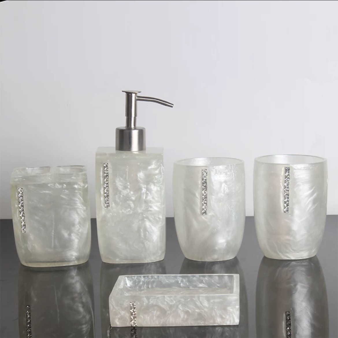 ＜セット内容＞ディスペンサーx1点歯ブラシスタンドx1点石鹸置きx1点カップx2点材質: プラスチック お客様のご覧になっているモニター等により多少色が異なる場合がございます。あらかじめご了承ください。 複数ご注文の場合やお急ぎの場合は必ず...