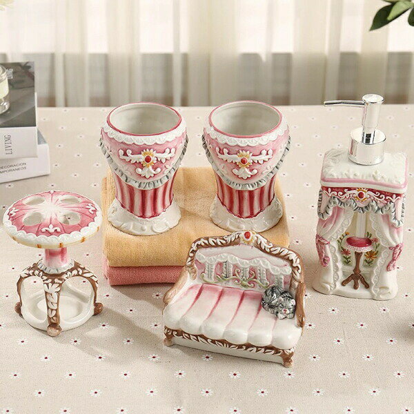 高級感落ち着いたデザインのサニタリーセット5点です。 滅多にないお洒落な一品です。 洗面所やバスルームがとってもオシャレになりますよ ＜セット内容＞ ディスペンサーx1点 歯ブラシスタンドx1点 石鹸置きx1点 カップx2点 材質:陶磁器 ...