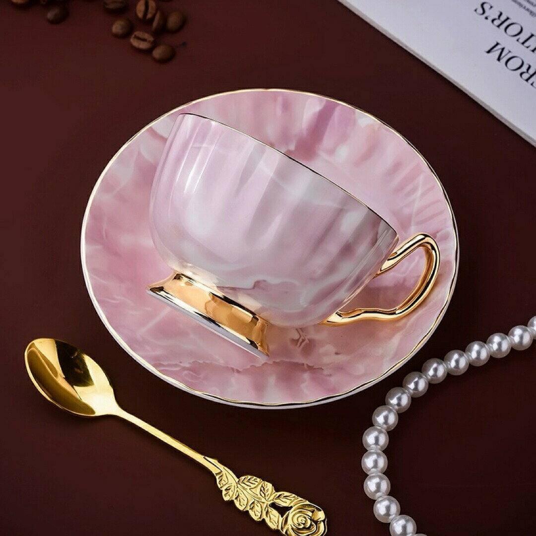 商品説明材質:陶器セット内容:カップ＆ソーサー4客スプーンx?4点カップランクx1点 お客様のご覧になっているモニター等により多少色が異なる場合がございます。あらかじめご了承ください。複数ご注文の場合やお急ぎの場合は必ず事前に納期のお質問を...