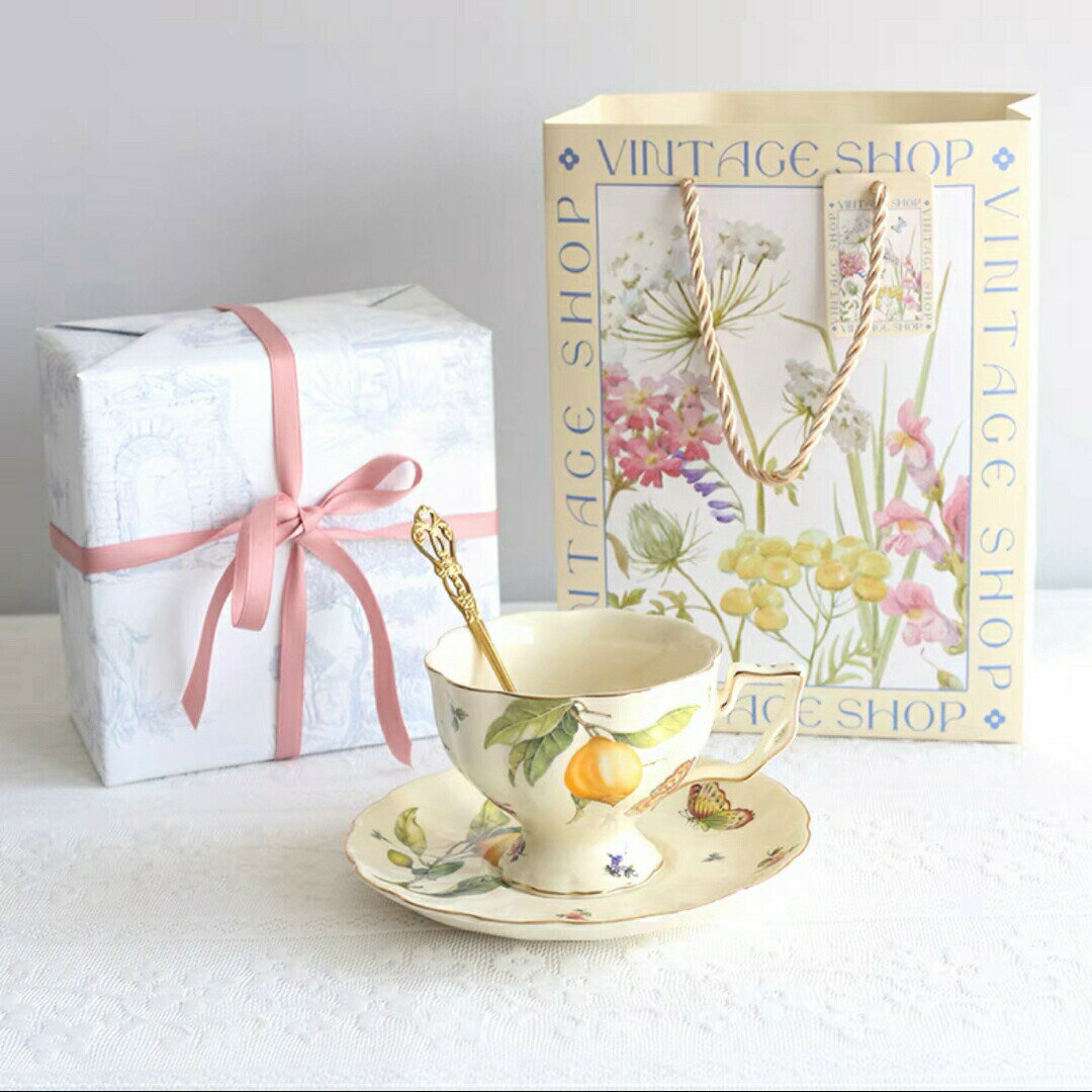 商品説明材質:陶器セット内容:カップ＆ソーサー1客スプーンx?1点 お客様のご覧になっているモニター等により多少色が異なる場合がございます。あらかじめご了承ください。複数ご注文の場合やお急ぎの場合は必ず事前に納期のお質問をお願いいたします。...