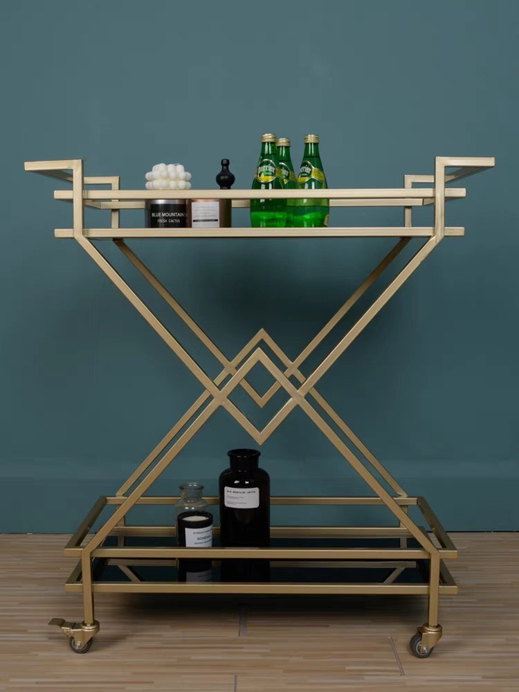 カフェカート サイドテーブル ．小物入れ．キッチンワゴン．カートワゴンキッチンワゴン高級感のあるゴールド×ガラスのワゴンです。キャスター付きなので実用性もあり、インテリアとしてはもちろん、日常生活でのご利用にもとても便利です。曲線が優しくフ...