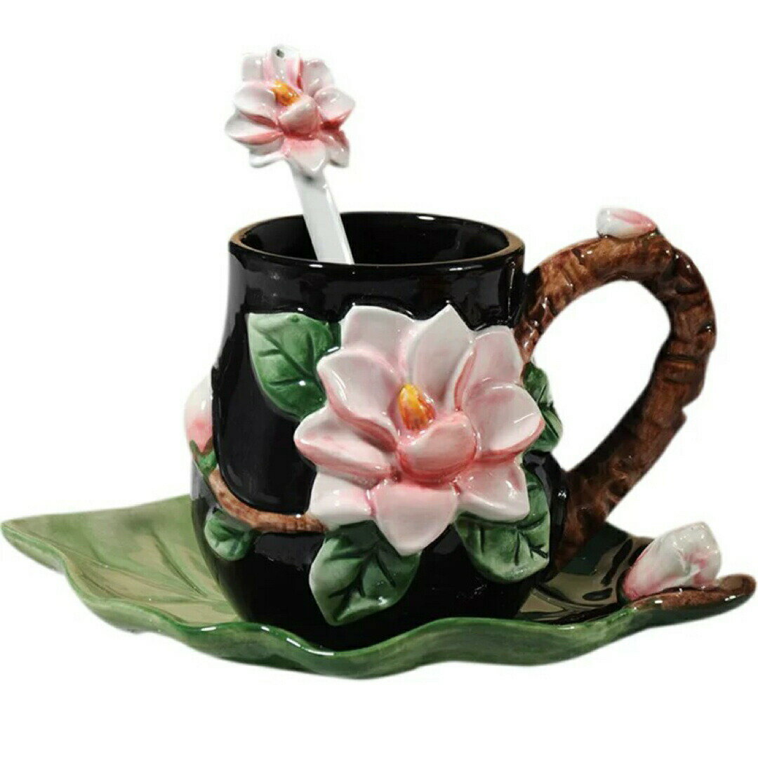 商品説明立体的な花のデザインが目を引くカップと、葉っぱをかたどったプレート、そして花のモチーフがついたスプーンの3点がセットになっています。こちらは2客セットでのお届けとなります。花の装飾はひとつひとつ丁寧に仕上げられており、まるでアート作...