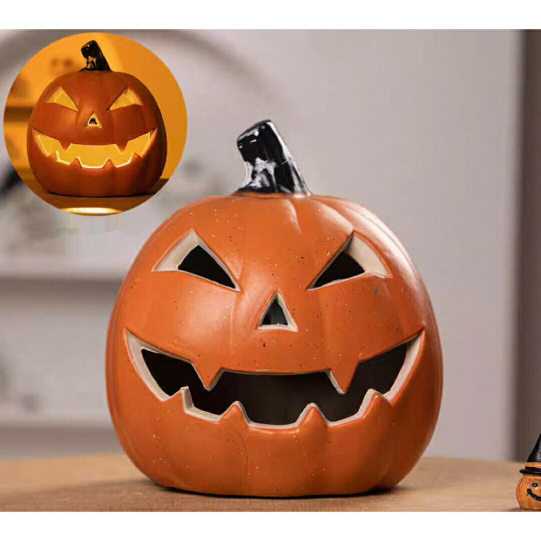 商品説明こちらは高さ約20cm、幅約22cmの牙付きフェイスデザインのジャックオーランタン型ハロウィン装飾です。鋭い牙を見せた笑顔が特徴で、内部にライトを入れると温かく光り、夜の空間を少しミステリアスかつ楽しい雰囲気に演出します。丸みのある...