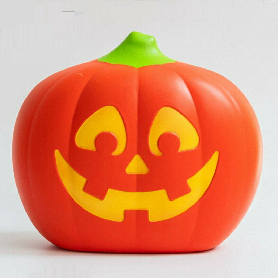 商品説明> 高さ約33cm、幅約40cmの大型ジャック・オー・ランタンです。丸みを帯びた可愛らしいQ顔デザインと明るい表情が特徴。内部にライトを入れると、くり抜かれた目や口から優しい光がこぼれ、ハロウィンの夜をポップで楽しい雰囲気に演出しま...