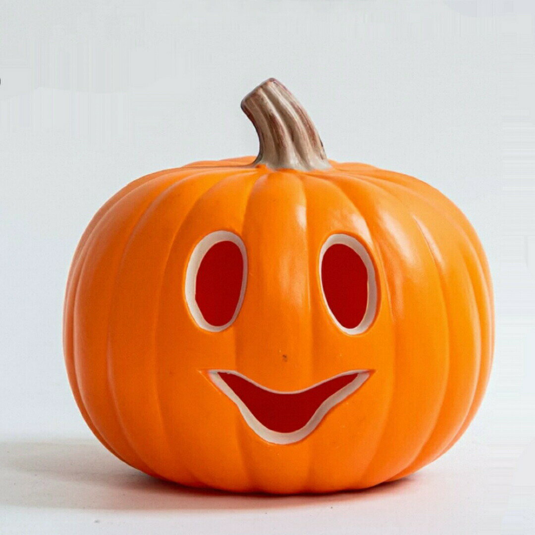 商品説明> 高さ約22cmの中型ジャック・オー・ランタンです。丸みのあるシルエットと、にこやかな笑顔が特徴。内部にライトを入れると、優しいオレンジ色の光が灯り、ハロウィンの雰囲気を明るく演出します。玄関やリビングなどの室内装飾はもちろん、イ...