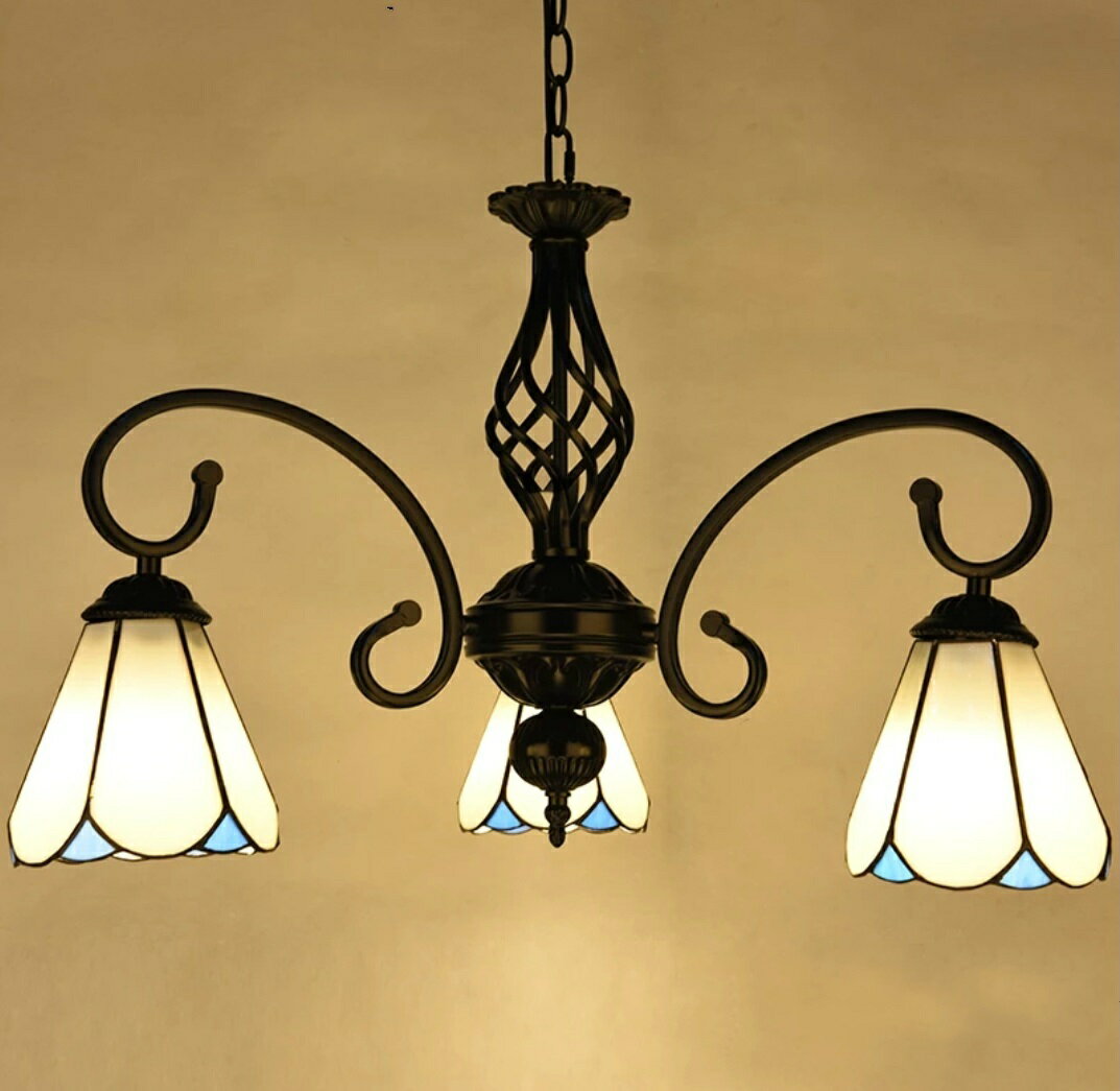 ■個口数：1 （〜60Wまで対応）■E26白熱球、電球型蛍光灯、LED電球使用可能■使用電球：3個（※電球は付属しておりません）本体サイズ：横約55 x 高さ約50 (cm）部品材質：ガラス、金属、合金、樹脂、陶器★サイズの誤差は多少発生し...