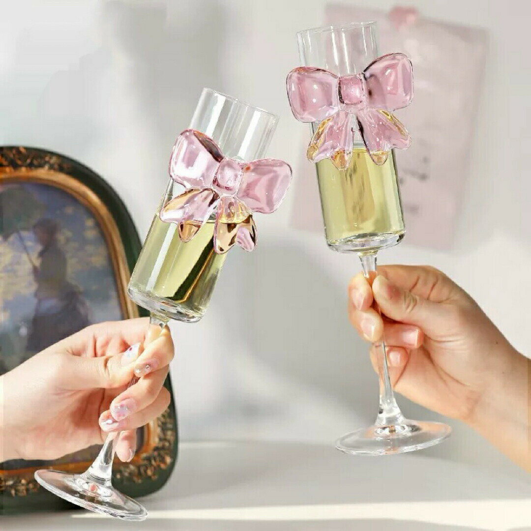 商品説明立体的なピンクリボンが特徴の、華やかで可愛いシャンパングラスです。特別な日のお祝い、ホームパーティー、記念日、またはインテリア用にもぴったりのデザイン。置いてあるだけでも目を引く存在感があり、プレゼントにも最適です。【商品仕様】・サ...