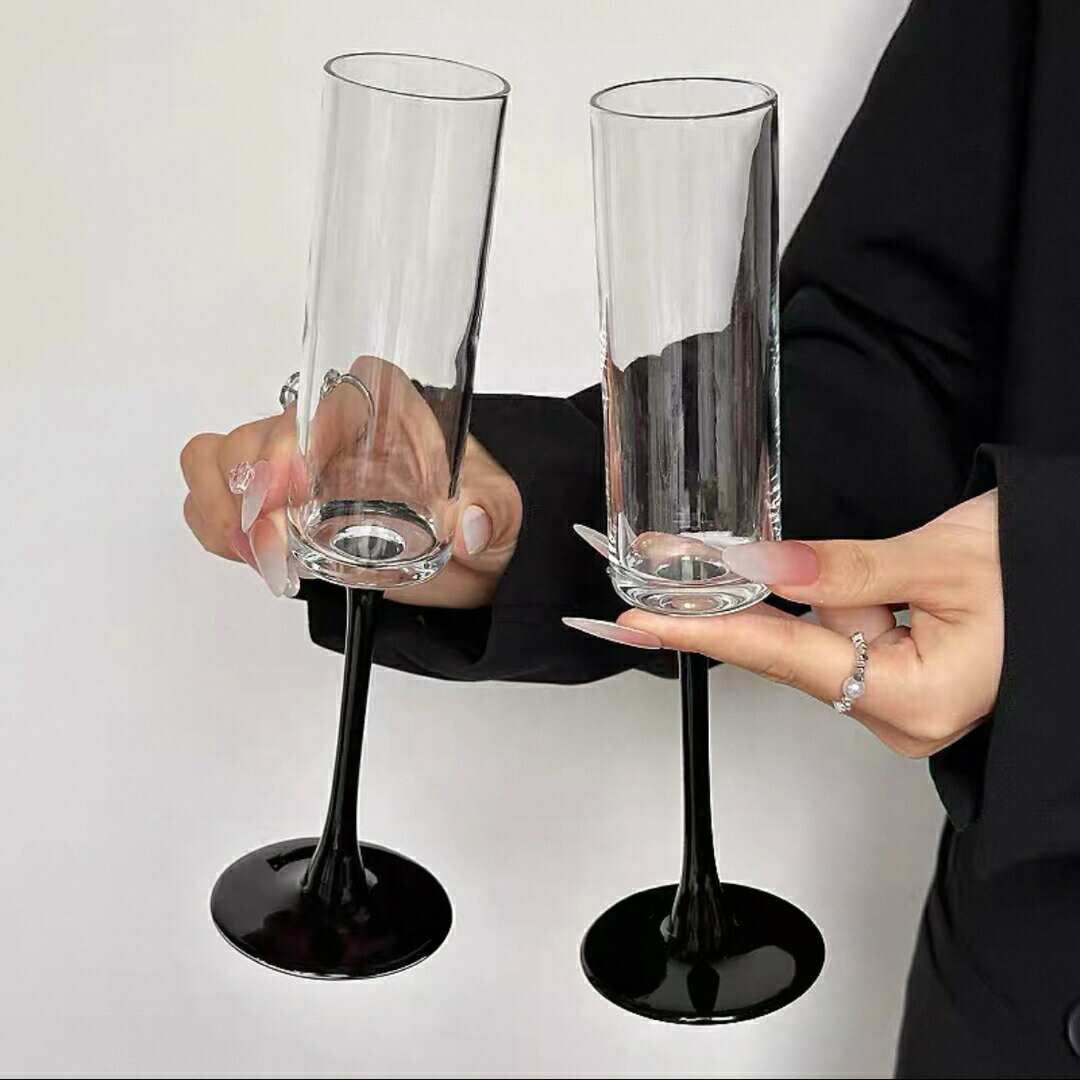 商品説明セット内容：2脚セット容量：約170ml素材：ガラス口径 ：4.6cm 高さ：24cm洗練されたブラックミラー加工が施されたシャンパングラス2個セット。光沢感のあるスタイリッシュなデザインが、特別な日の乾杯をより華やかに演出します。...