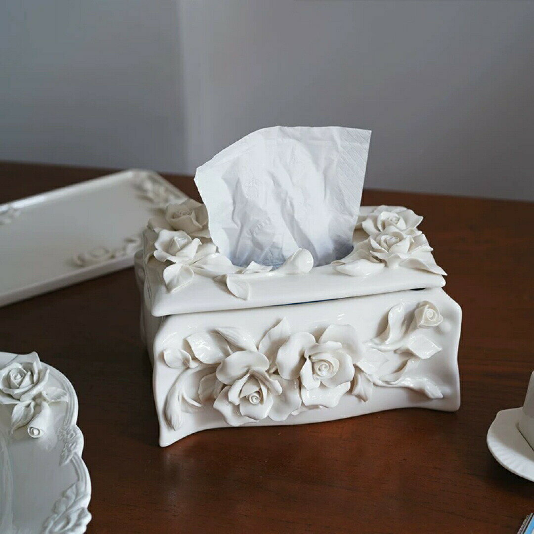 商品説明外寸サイズ約 20cm × 14cm × 10cm材質：陶器（セラミック）優雅なバラの装飾が施された陶器製のティッシュケース。繊細なディテールと美しい立体デザインが、クラシックで高級感あふれるインテリアを演出します。滑らかな光沢感の...