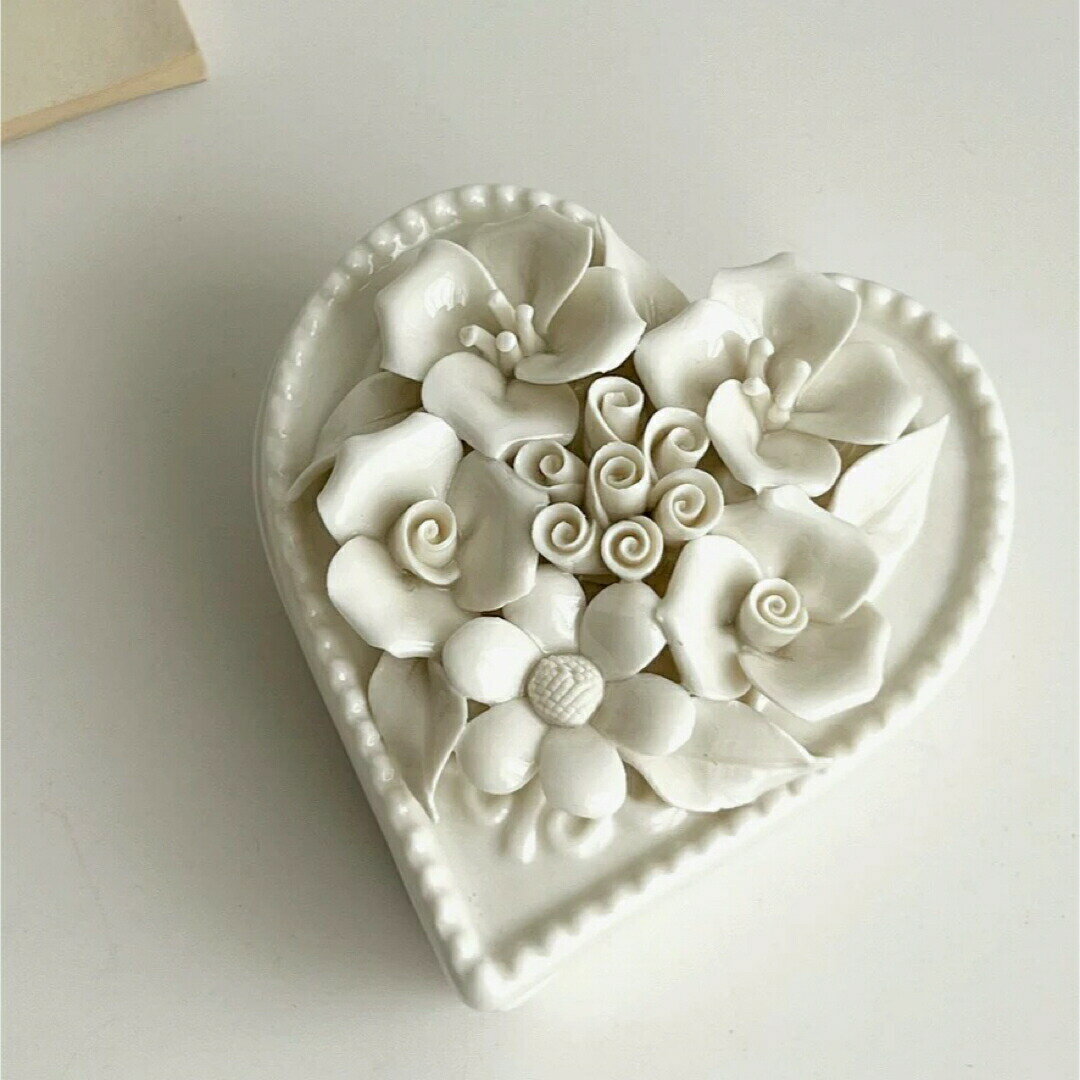 商品説明外寸サイズ：13cm × 11.5cm × 7cm材質：陶器（セラミック）優雅なバラの装飾が施された陶器製のティッシュケース。繊細なディテールと美しい立体デザインが、クラシックで高級感あふれるインテリアを演出します。滑らかな光沢感の...