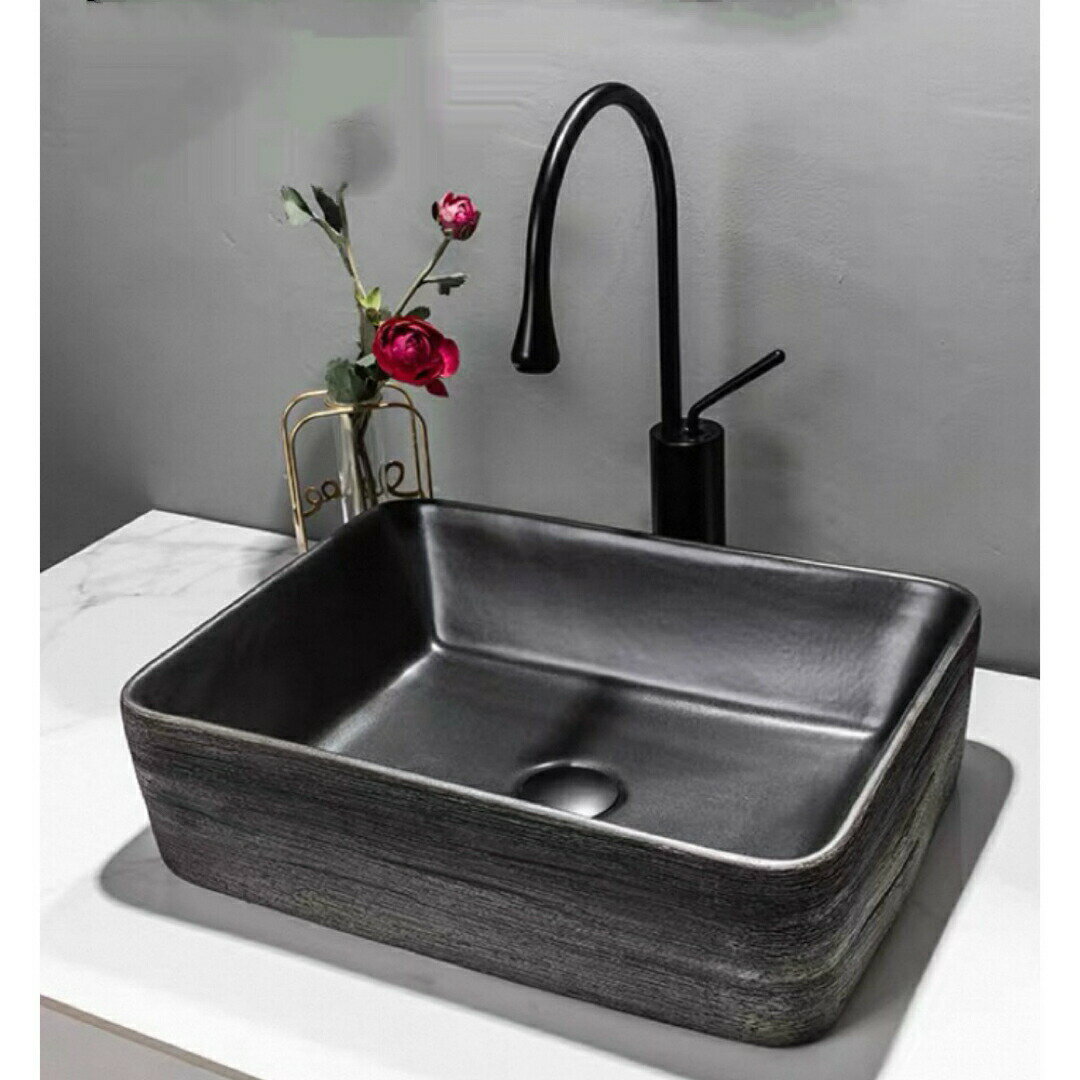 商品説明サイズ（cm）：幅：57奥行き：35高さ：13素材：陶器製（セラミック）取付について：取付工事はお近くの工務店様にご相談してください付属品がすべて含まれております：?ブラック水栓（蛇口）?防臭排水栓?冷温対応の給水ホース?防臭排水ホ...