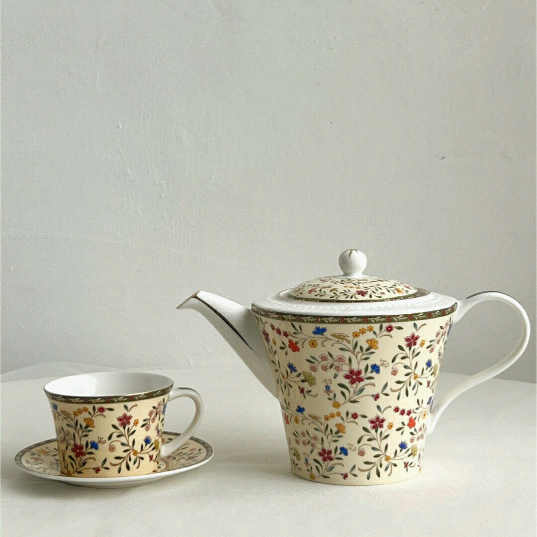 商品説明素材：陶器セット内容:カップ＆ソーサー1客(180ml)ティーポットx1点(700ml)☆☆★★★★★★★★★★★★★☆☆◆お客様のご覧になっているモニター等により多少色が異なる場合がございます。あらかじめご了承ください。◆複数ご注...
