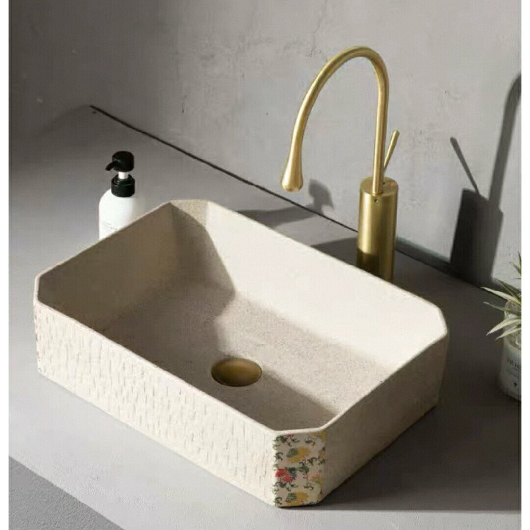 商品説明サイズ（cm）：幅：49奥行き：36高さ：13素材：陶磁器取付について：取付工事はお近くの工務店様にご相談してください【セット内容】1.純銅製排水栓2.アングルバルブ（2個）3.伸縮排水ホース4.給水ホース（冷温両用）5.LT909...