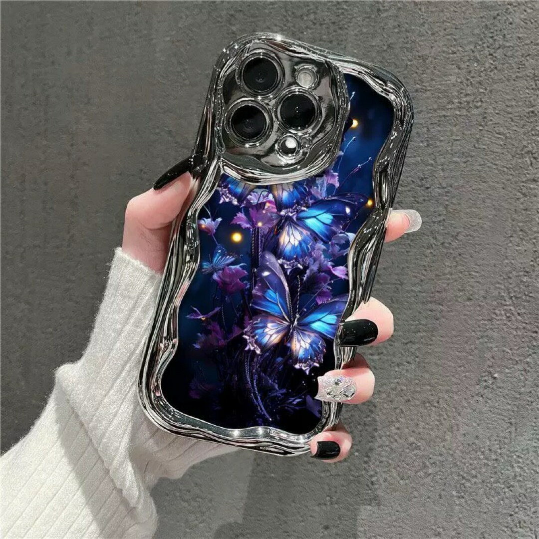 商品説明美しい夜空に舞うブルーバタフライが幻想的なiPhoneケース。透明感のあるウェーブデザインのフレームが立体感を生み出し、スマホをよりスタイリッシュに演出します。光を反射して輝く蝶が、エレガントで高級感のある雰囲気をプラス。全てのiP...