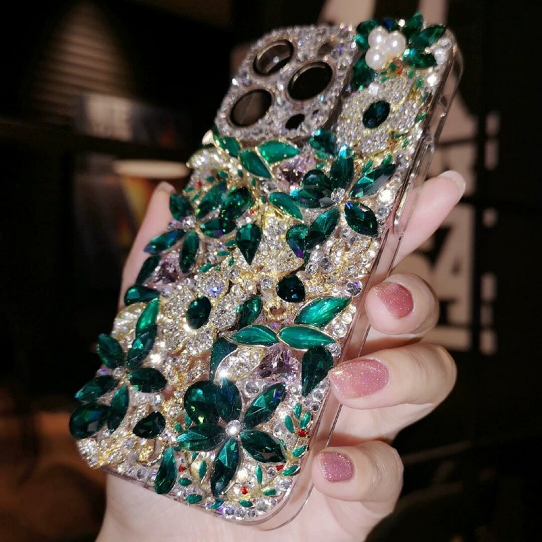 商品説明美しく輝く豪華なデザインのiPhoneケースが登場！高品質なラインストーンとエメラルドグリーンの装飾が特徴で、華やかでエレガントな印象を与えます。手に取るたびにキラキラと光り、高級感あふれる仕上がりです。全てのiPhone機種に対応...